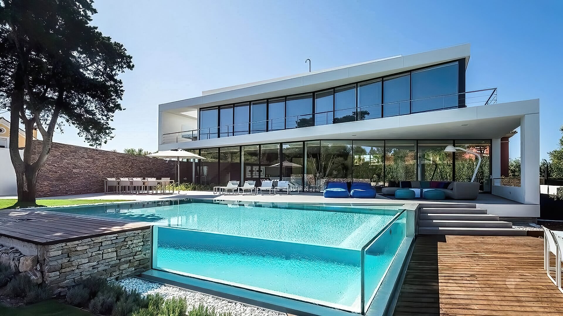 What Is A Glass-Walled Swimming Pool? ‐ The Pool Co